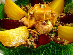 Salade tiède de betteraves rôties, halloumi pané au miel, azukis et ...